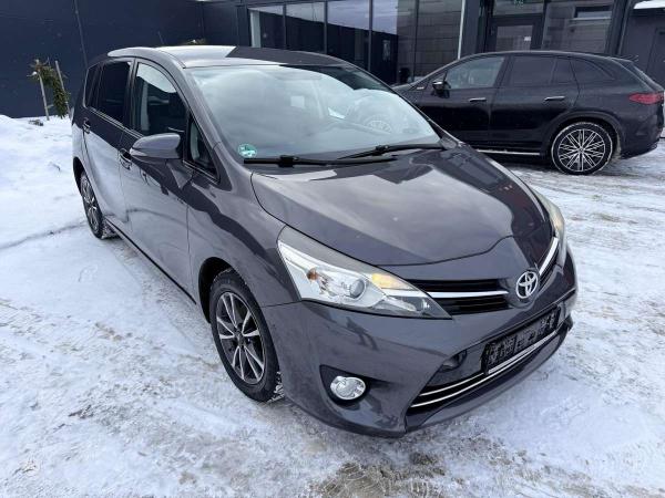 Grey Toyota Verso 2014 in Kaunas, with an engine capacity of 1.60 L and mileage of 205 thousand km for 4400 €, photo 1 on AUTOMOTO.COM.LV