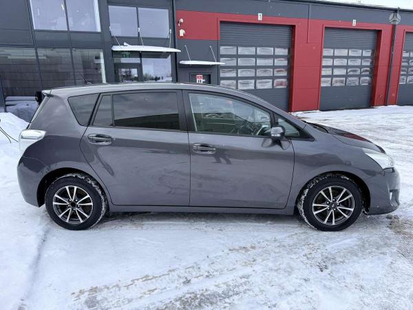 Grey Toyota Verso 2014 in Kaunas, with an engine capacity of 1.60 L and mileage of 205 thousand km for 4400 €, photo 2 on AUTOMOTO.COM.LV