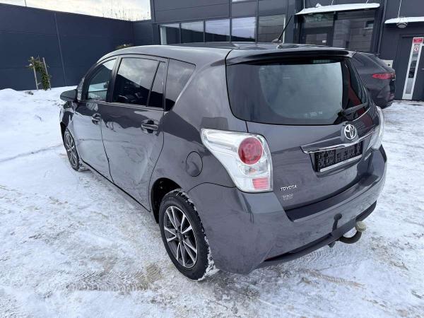 Grey Toyota Verso 2014 in Kaunas, with an engine capacity of 1.60 L and mileage of 205 thousand km for 4400 €, photo 5 on AUTOMOTO.COM.LV