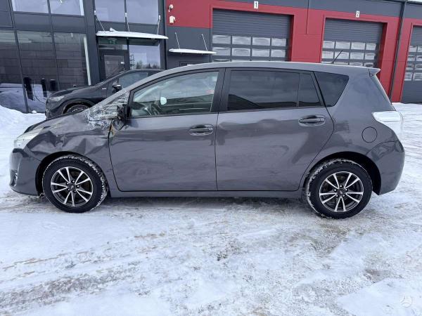 Grey Toyota Verso 2014 in Kaunas, with an engine capacity of 1.60 L and mileage of 205 thousand km for 4400 €, photo 6 on AUTOMOTO.COM.LV