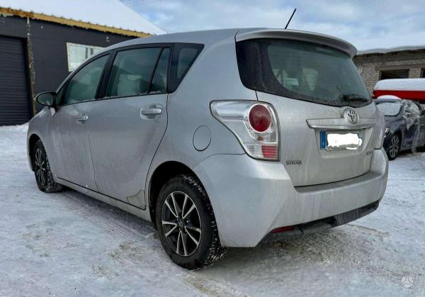 Grey Toyota Verso 2014 in Taurage, with an engine capacity of 1.60 L and mileage of 220 thousand km for 3999 €, photo 4 on AUTOMOTO.COM.LV
