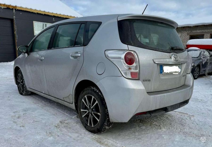 Pelēks Toyota Verso 2014 Tauragė, ar dzinēja tilpumu 1.60 L un nobraukumu 220 tūkst. km par 3999 €, foto 4 vietnē AUTOMOTO.COM.LV