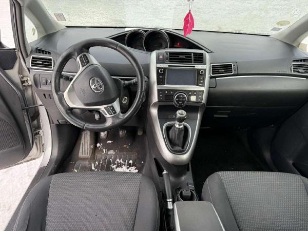 Grey Toyota Verso 2014 in Taurage, with an engine capacity of 1.60 L and mileage of 220 thousand km for 3999 €, photo 10 on AUTOMOTO.COM.LV