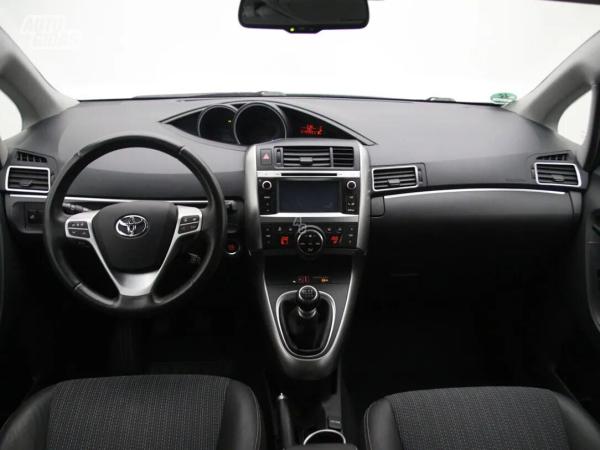 Pelēks Toyota Verso 2014 Viļņa, ar dzinēja tilpumu 1.60 L un nobraukumu 188 tūkst. km par 7699 €, foto 2 vietnē AUTOMOTO.COM.LV
