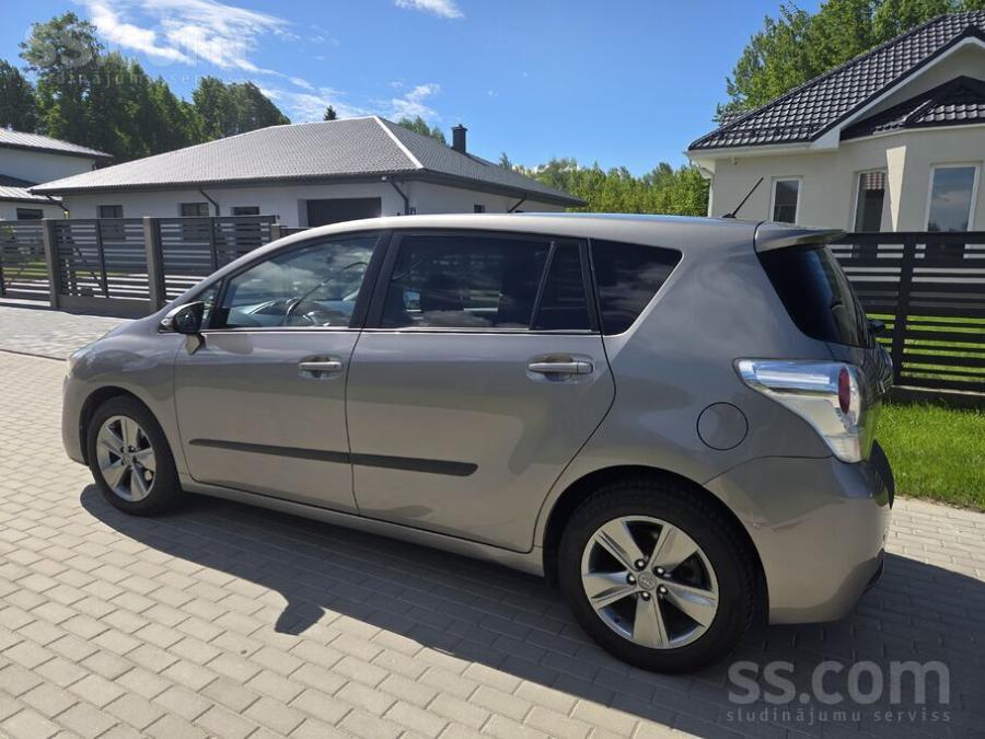 Grey Toyota Verso 2014 in Riga, with an engine capacity of 1.60 L and mileage of 193 thousand km for 6500 €, photo 7 on AUTOMOTO.COM.LV