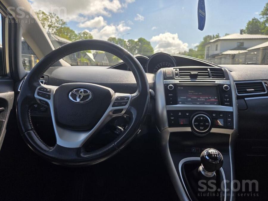 Grey Toyota Verso 2014 in Riga, with an engine capacity of 1.60 L and mileage of 193 thousand km for 6500 €, photo 18 on AUTOMOTO.COM.LV