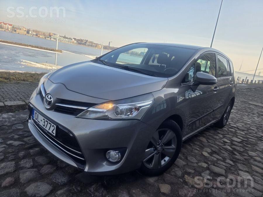 Grey Toyota Verso 2014 in Riga, with an engine capacity of 1.60 L and mileage of 192 thousand km for 6650 €, photo 1 on AUTOMOTO.COM.LV