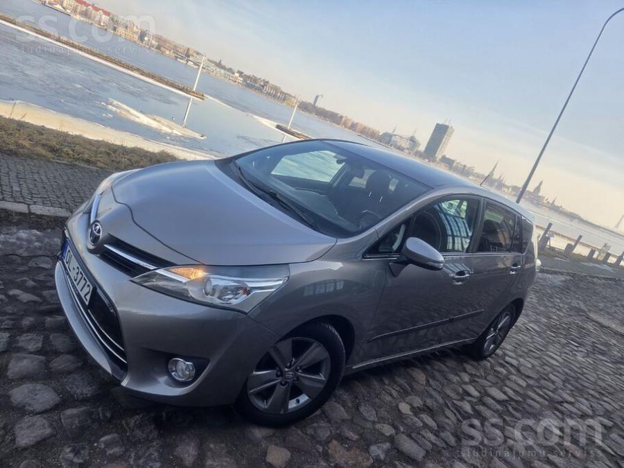Grey Toyota Verso 2014 in Riga, with an engine capacity of 1.60 L and mileage of 192 thousand km for 6650 €, photo 4 on AUTOMOTO.COM.LV