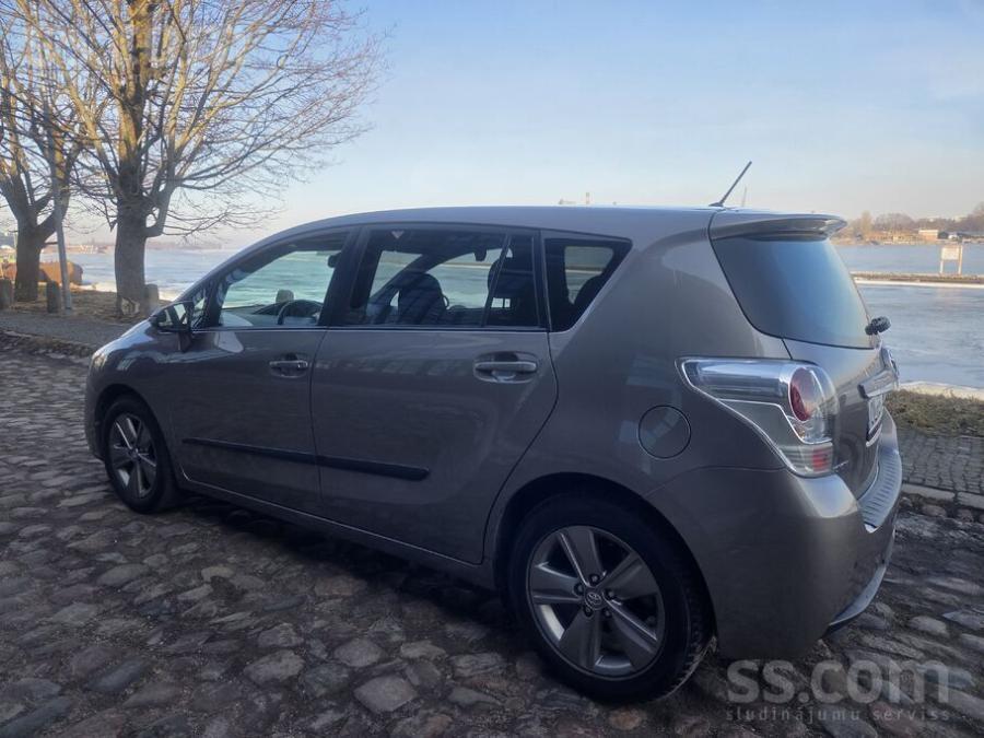 Grey Toyota Verso 2014 in Riga, with an engine capacity of 1.60 L and mileage of 192 thousand km for 6650 €, photo 5 on AUTOMOTO.COM.LV