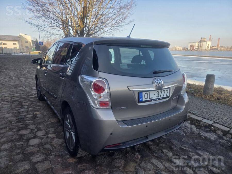 Grey Toyota Verso 2014 in Riga, with an engine capacity of 1.60 L and mileage of 192 thousand km for 6650 €, photo 6 on AUTOMOTO.COM.LV