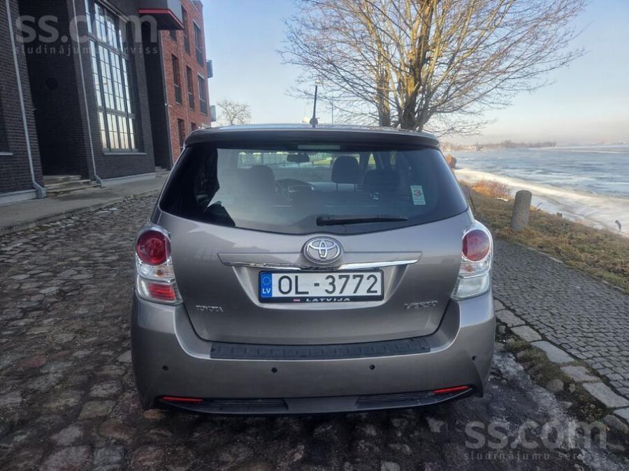 Grey Toyota Verso 2014 in Riga, with an engine capacity of 1.60 L and mileage of 192 thousand km for 6650 €, photo 7 on AUTOMOTO.COM.LV