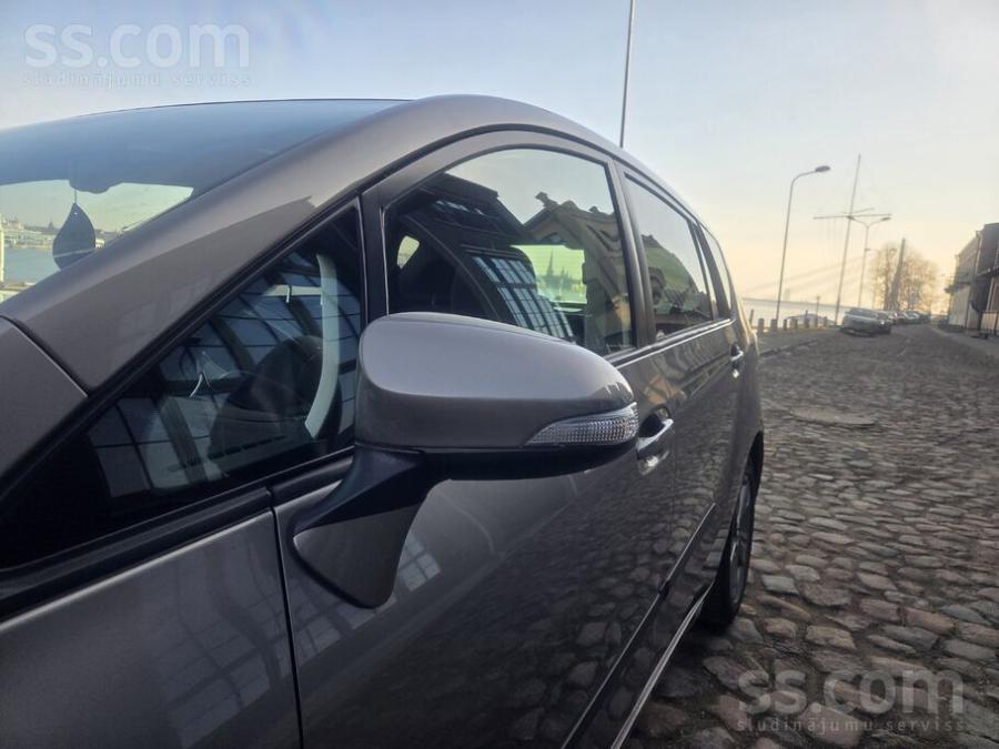 Grey Toyota Verso 2014 in Riga, with an engine capacity of 1.60 L and mileage of 192 thousand km for 6650 €, photo 10 on AUTOMOTO.COM.LV