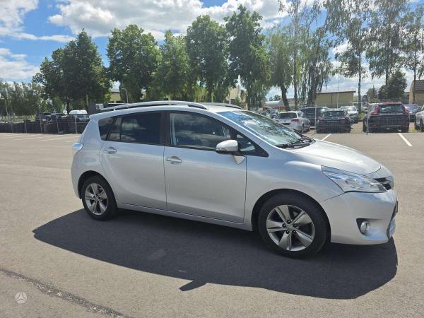 Grey Toyota Verso 2014 in Marijampole, with an engine capacity of 1.60 L and mileage of 283 thousand km for 4150 €, photo 1 on AUTOMOTO.COM.LV
