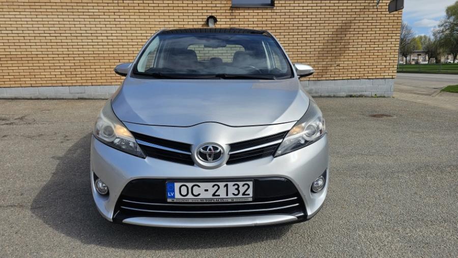 Grey Toyota Verso 2014 in Riga, with an engine capacity of 1.60 L and mileage of 194 thousand km for 6950 €, photo 3 on AUTOMOTO.COM.LV