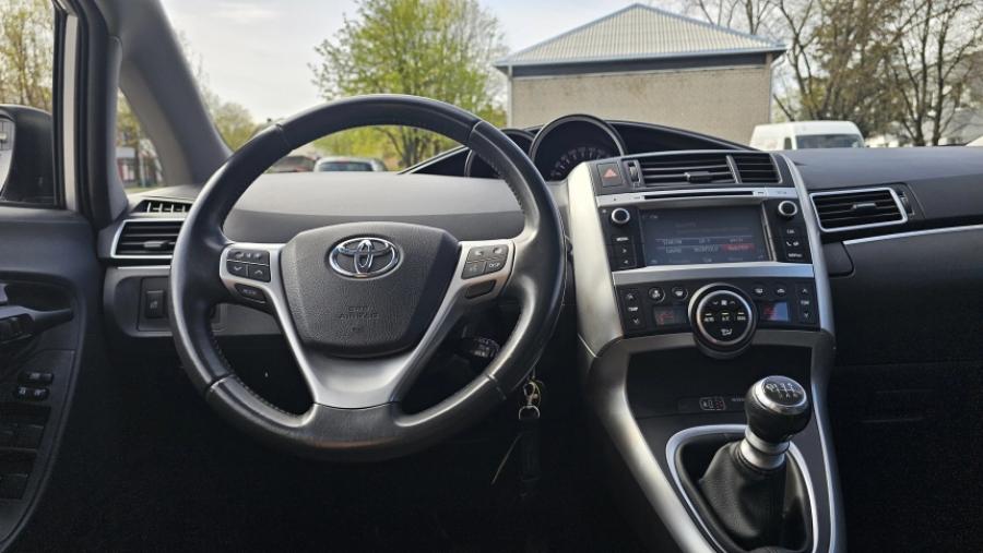Grey Toyota Verso 2014 in Riga, with an engine capacity of 1.60 L and mileage of 194 thousand km for 6950 €, photo 14 on AUTOMOTO.COM.LV