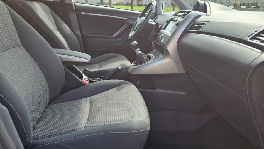 Grey Toyota Verso 2014 in Riga, with an engine capacity of 1.60 L and mileage of 194 thousand km for 6950 €, photo 16 on AUTOMOTO.COM.LV