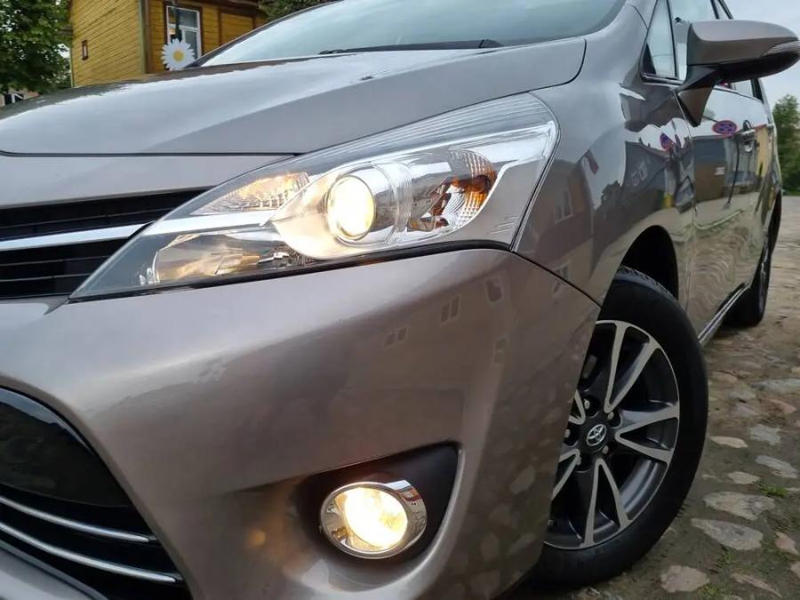 Grey Toyota Verso 2014 in Jelgava, with an engine capacity of 1.60 L and mileage of 129 thousand km for 10 €, photo 1 on AUTOMOTO.COM.LV