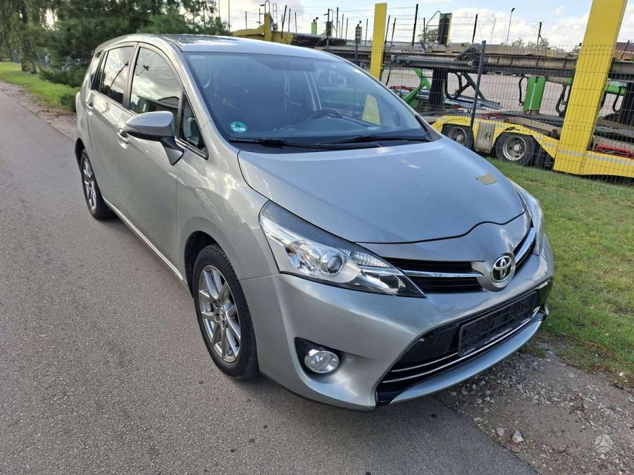 Grey Toyota Verso 2014 in Marijampole, with an engine capacity of 1.60 L and mileage of 199 thousand km for 6699 €, photo 1 on AUTOMOTO.COM.LV