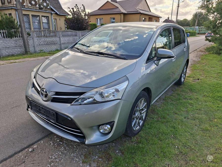 Grey Toyota Verso 2014 in Marijampole, with an engine capacity of 1.60 L and mileage of 199 thousand km for 6699 €, photo 3 on AUTOMOTO.COM.LV