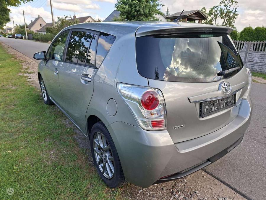 Grey Toyota Verso 2014 in Marijampole, with an engine capacity of 1.60 L and mileage of 199 thousand km for 6699 €, photo 4 on AUTOMOTO.COM.LV