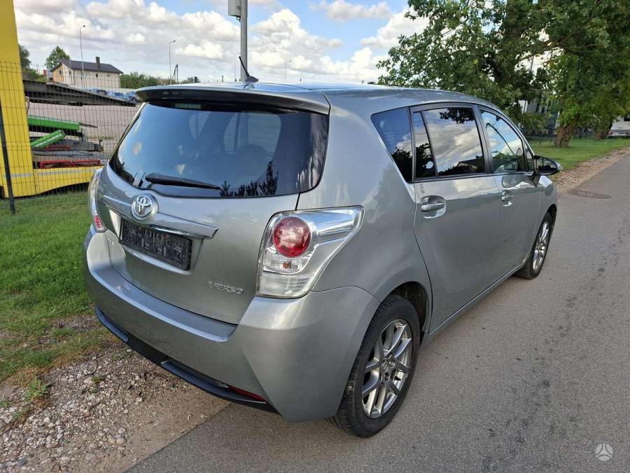Grey Toyota Verso 2014 in Marijampole, with an engine capacity of 1.60 L and mileage of 199 thousand km for 6699 €, photo 5 on AUTOMOTO.COM.LV