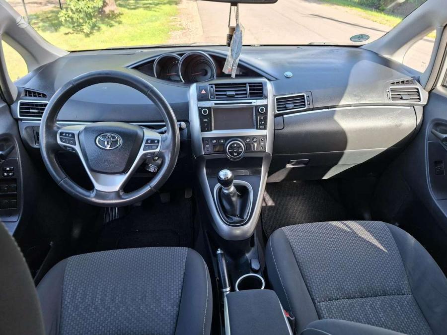 Grey Toyota Verso 2014 in Marijampole, with an engine capacity of 1.60 L and mileage of 199 thousand km for 6699 €, photo 8 on AUTOMOTO.COM.LV