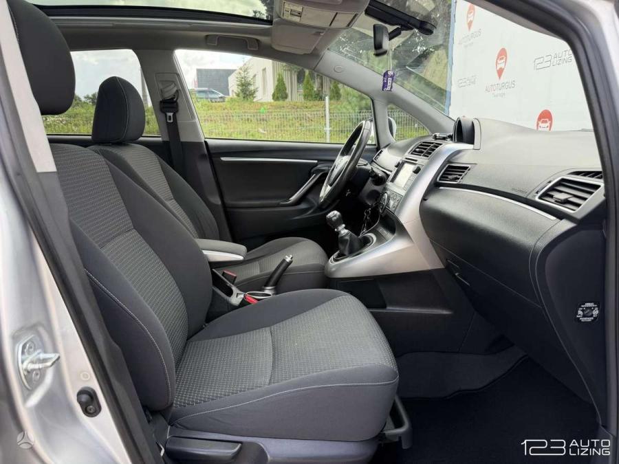 Pelēks Toyota Verso 2014 Tauragė, ar dzinēja tilpumu 2.00 L un nobraukumu 141 tūkst. km par 6700 €, foto 14 vietnē AUTOMOTO.COM.LV