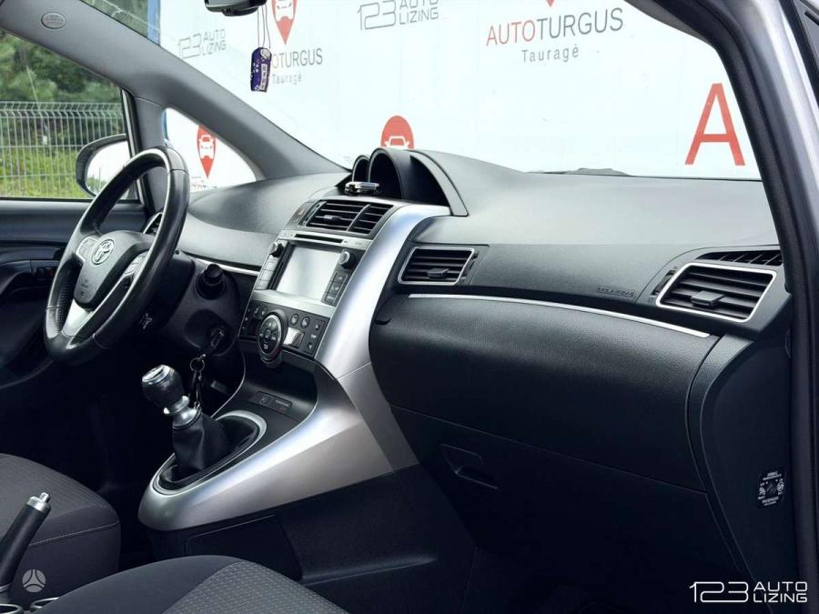 Pelēks Toyota Verso 2014 Tauragė, ar dzinēja tilpumu 2.00 L un nobraukumu 141 tūkst. km par 6700 €, foto 15 vietnē AUTOMOTO.COM.LV
