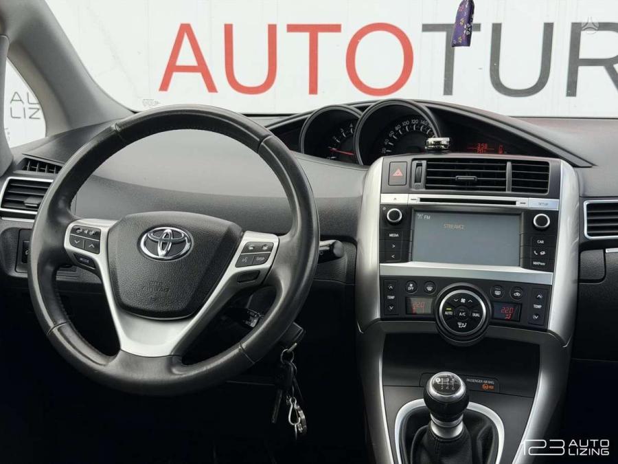 Pelēks Toyota Verso 2014 Tauragė, ar dzinēja tilpumu 2.00 L un nobraukumu 141 tūkst. km par 6700 €, foto 17 vietnē AUTOMOTO.COM.LV