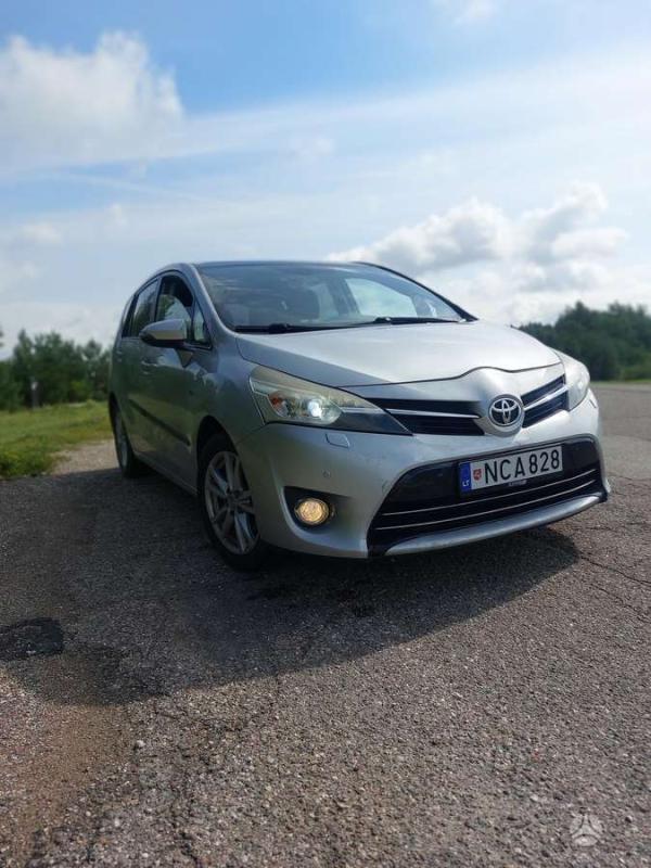 Grey Toyota Verso 2014 in Siauliai, with an engine capacity of 2.00 L and mileage of 314 thousand km for 3790 €, photo 5 on AUTOMOTO.COM.LV