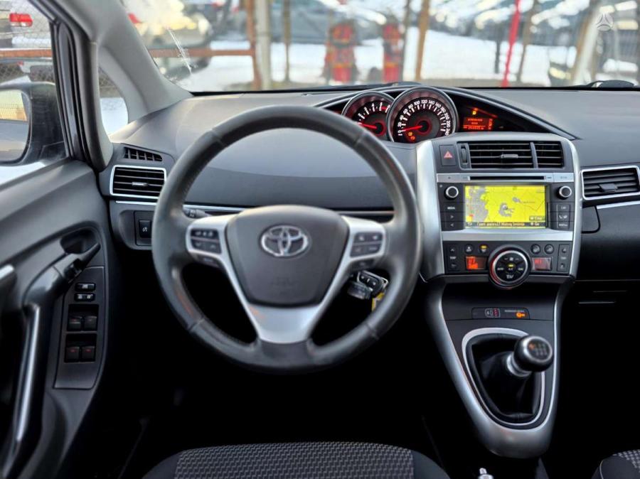 Grey Toyota Verso 2015 in Taurage, with an engine capacity of 1.60 L and mileage of 264 thousand km for 5900 €, photo 10 on AUTOMOTO.COM.LV