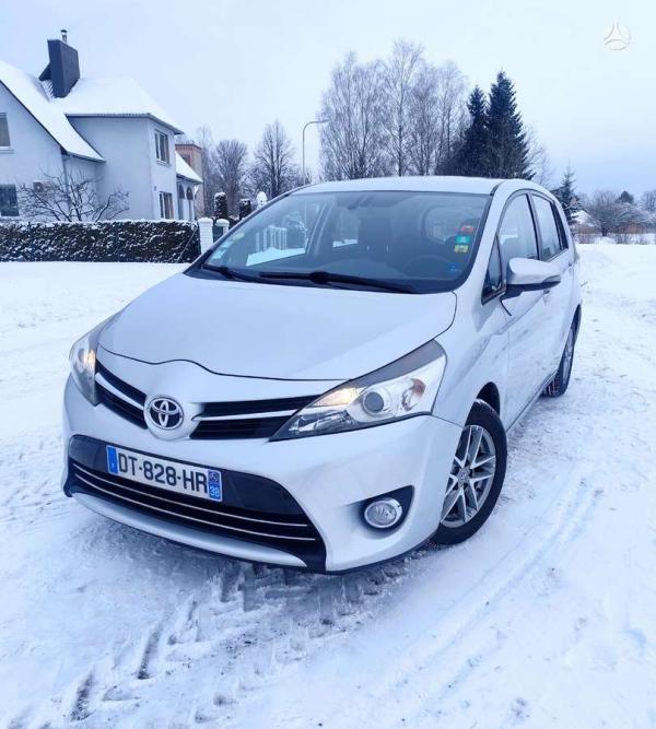 Grey Toyota Verso 2015 in Vilnius, with an engine capacity of 1.60 L and mileage of 218 thousand km for 4900 €, photo 1 on AUTOMOTO.COM.LV