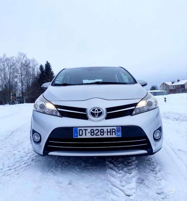 Grey Toyota Verso 2015 in Vilnius, with an engine capacity of 1.60 L and mileage of 218 thousand km for 4900 €, photo 2 on AUTOMOTO.COM.LV
