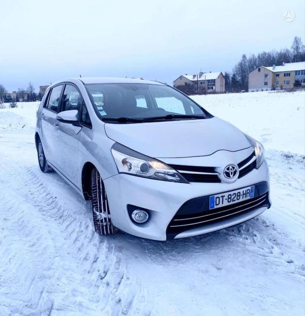 Grey Toyota Verso 2015 in Vilnius, with an engine capacity of 1.60 L and mileage of 218 thousand km for 4900 €, photo 3 on AUTOMOTO.COM.LV