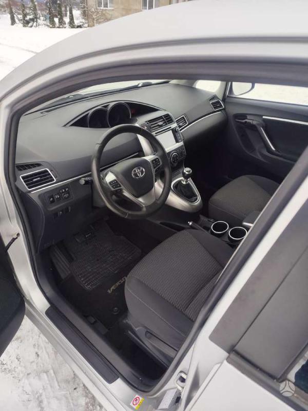 Grey Toyota Verso 2015 in Vilnius, with an engine capacity of 1.60 L and mileage of 218 thousand km for 4900 €, photo 8 on AUTOMOTO.COM.LV