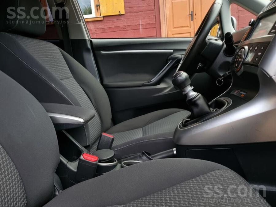 Grey Toyota Verso 2015 in Jelgava, with an engine capacity of 1.60 L and mileage of 171 thousand km for 7400 €, photo 31 on AUTOMOTO.COM.LV