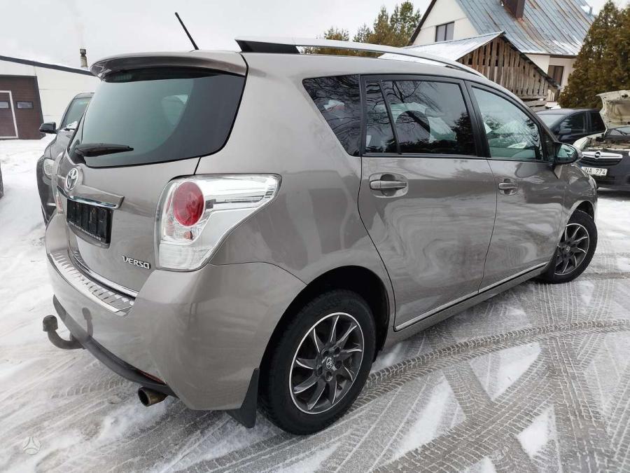 Pelēks Toyota Verso 2015 Utena, ar dzinēja tilpumu 1.80 L un nobraukumu 158 tūkst. km par 10600 €, foto 3 vietnē AUTOMOTO.COM.LV