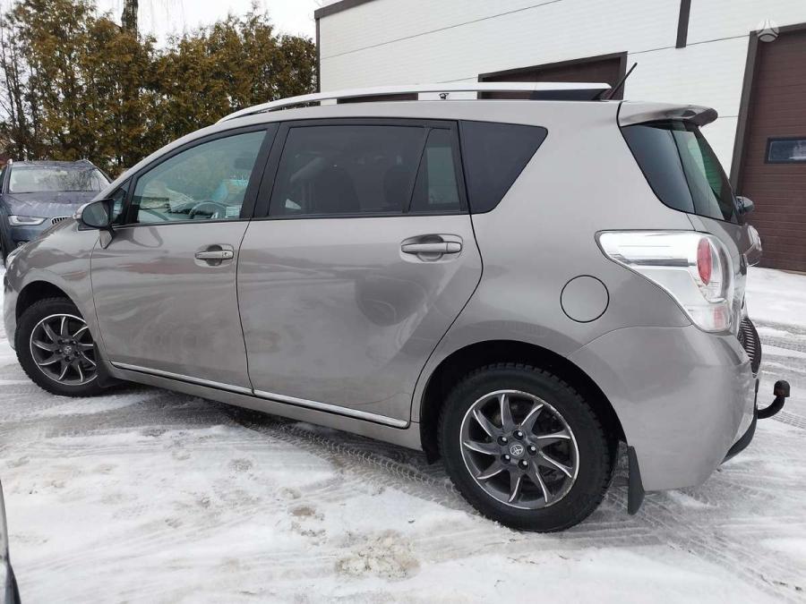 Pelēks Toyota Verso 2015 Utena, ar dzinēja tilpumu 1.80 L un nobraukumu 158 tūkst. km par 10600 €, foto 4 vietnē AUTOMOTO.COM.LV