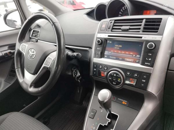 Grey Toyota Verso 2015 in Utena, with an engine capacity of 1.80 L and mileage of 158 thousand km for 10600 €, photo 8 on AUTOMOTO.COM.LV