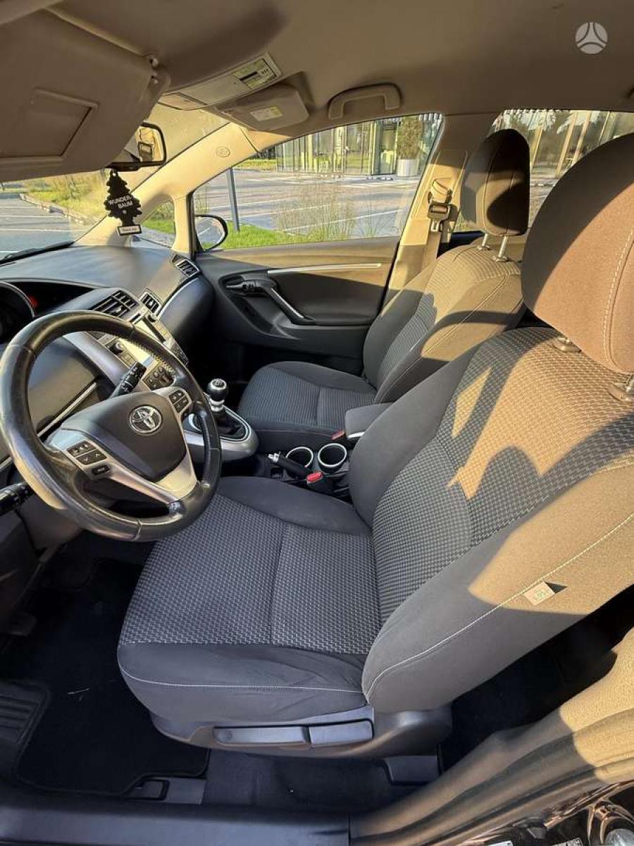 Pelēks Toyota Verso 2015 Kauņa, ar dzinēja tilpumu 1.60 L un nobraukumu 223 tūkst. km par 6450 €, foto 9 vietnē AUTOMOTO.COM.LV