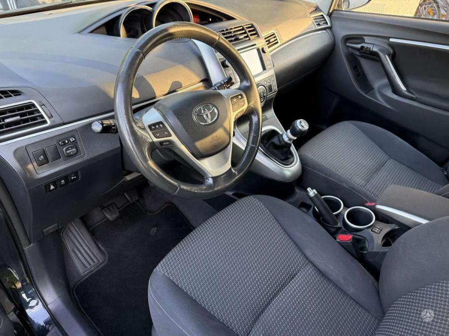 Pelēks Toyota Verso 2015 Kauņa, ar dzinēja tilpumu 1.60 L un nobraukumu 223 tūkst. km par 6450 €, foto 19 vietnē AUTOMOTO.COM.LV