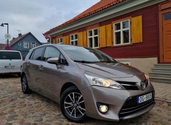 Grey Toyota Verso 2015 in Riga, with an engine capacity of 1.60 L and mileage of 171 thousand km for 7400 €, photo 2 on AUTOMOTO.COM.LV