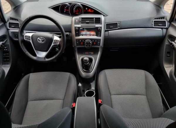 Grey Toyota Verso 2015 in Riga, with an engine capacity of 1.60 L and mileage of 171 thousand km for 7400 €, photo 10 on AUTOMOTO.COM.LV
