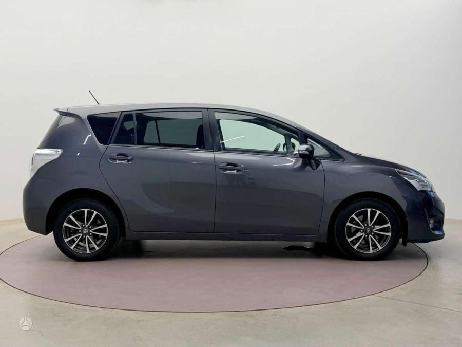 Grey Toyota Verso 2015 in Panevezys, with an engine capacity of 1.60 L and mileage of 172 thousand km for 6590 €, photo 5 on AUTOMOTO.COM.LV