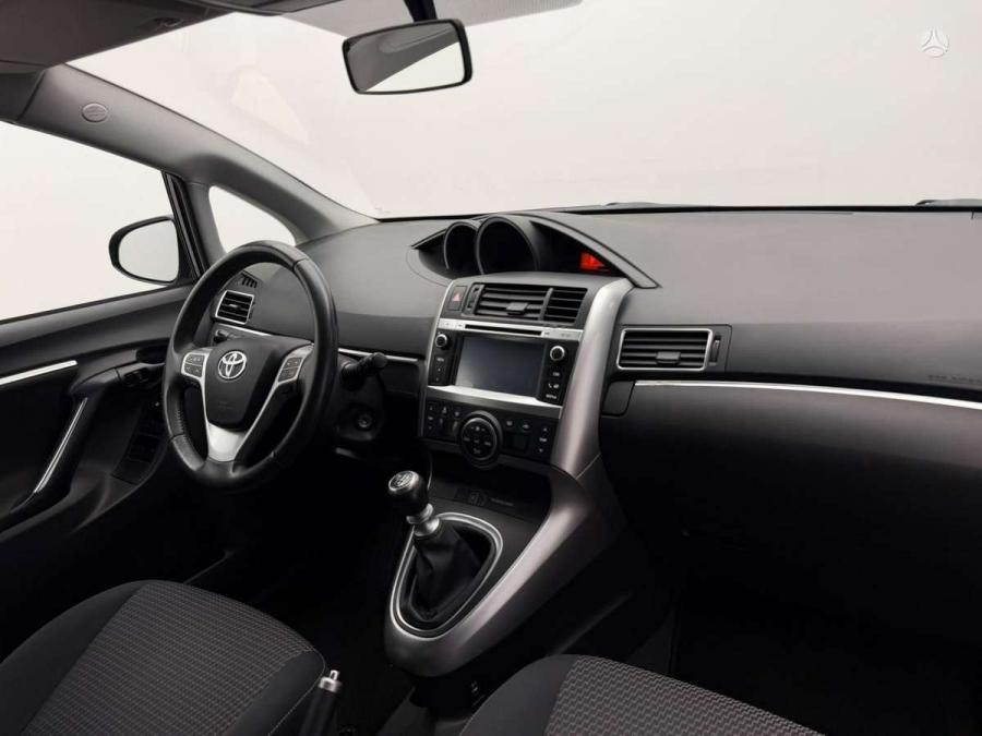 Grey Toyota Verso 2015 in Panevezys, with an engine capacity of 1.60 L and mileage of 172 thousand km for 6590 €, photo 18 on AUTOMOTO.COM.LV