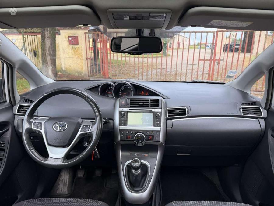 Grey Toyota Verso 2015 in Taurage, with an engine capacity of 1.60 L and mileage of 149 thousand km for 7000 €, photo 12 on AUTOMOTO.COM.LV