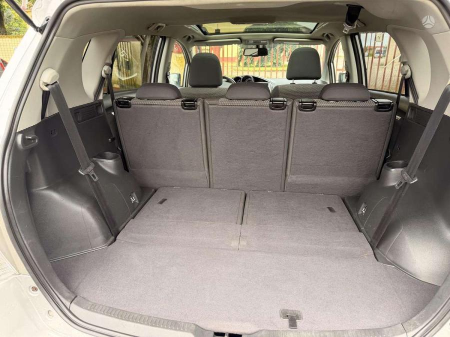 Grey Toyota Verso 2015 in Taurage, with an engine capacity of 1.60 L and mileage of 149 thousand km for 7000 €, photo 19 on AUTOMOTO.COM.LV