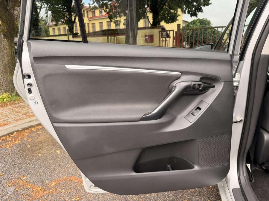 Grey Toyota Verso 2015 in Taurage, with an engine capacity of 1.60 L and mileage of 149 thousand km for 7000 €, photo 23 on AUTOMOTO.COM.LV