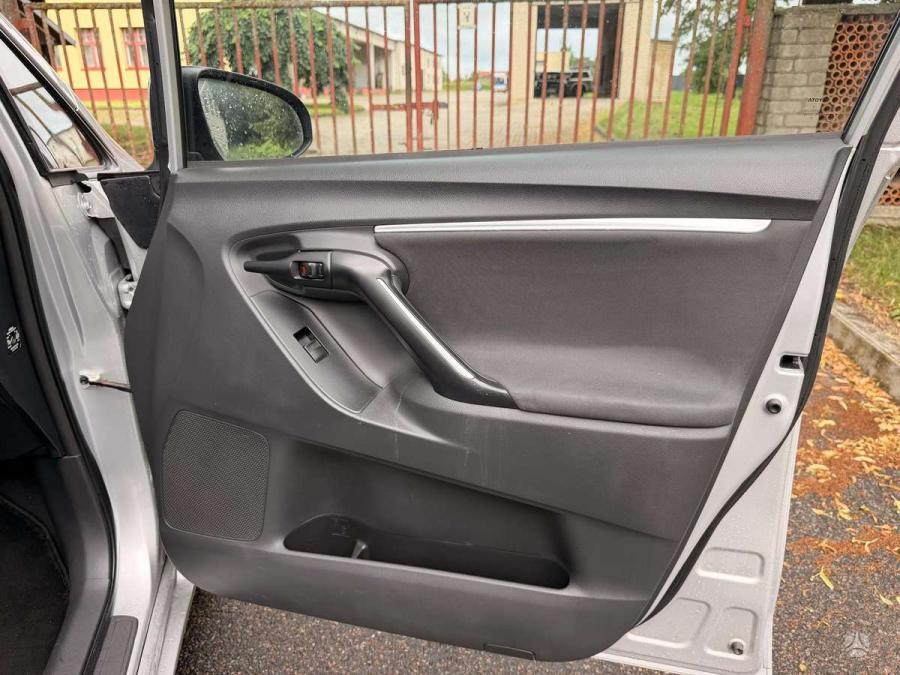 Grey Toyota Verso 2015 in Taurage, with an engine capacity of 1.60 L and mileage of 149 thousand km for 7000 €, photo 24 on AUTOMOTO.COM.LV