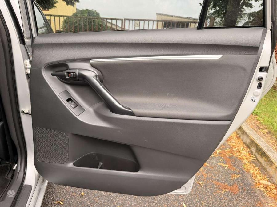 Grey Toyota Verso 2015 in Taurage, with an engine capacity of 1.60 L and mileage of 149 thousand km for 7000 €, photo 25 on AUTOMOTO.COM.LV